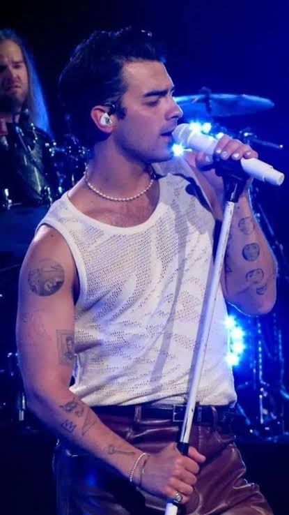 Joe Jonas debuts sweet TRIBUTE tattoo in honor of his daughters at a ...