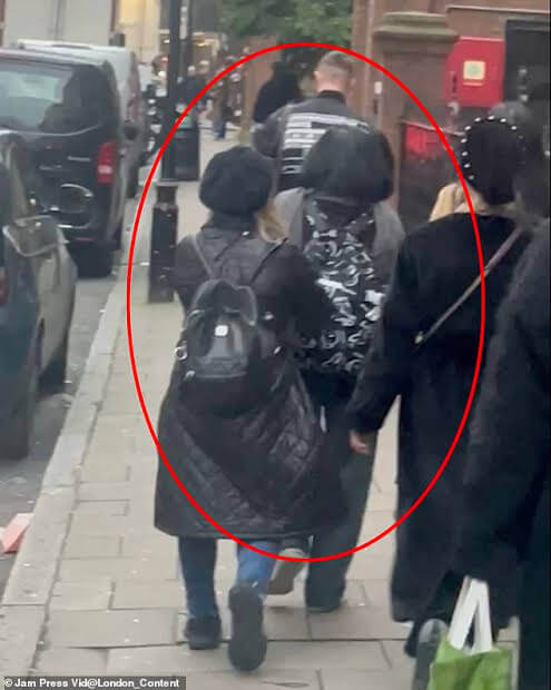 Pickpocketer attempts THEFT on London's Oxford street