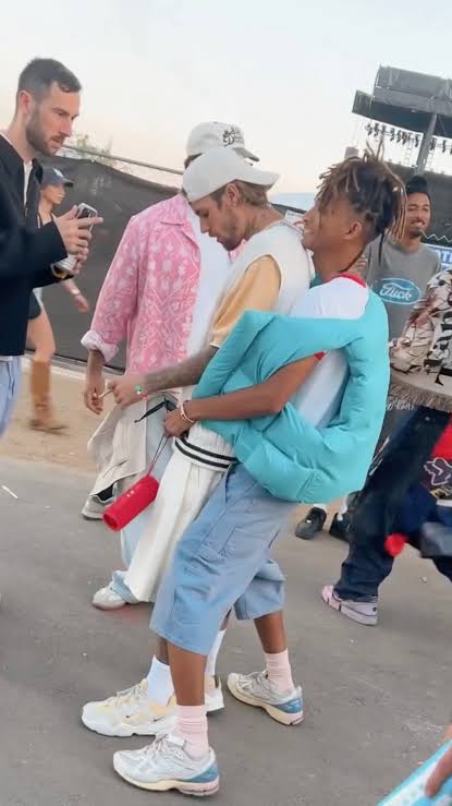 BFF forever: Justin Bieber KISSES Jaden Smith on the neck at Coachella ...