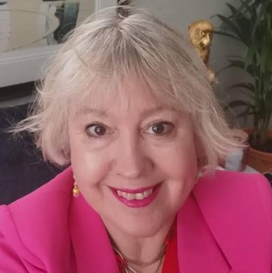 Two neighbours at WAR over fence after branches of 'a dangerous tree ...