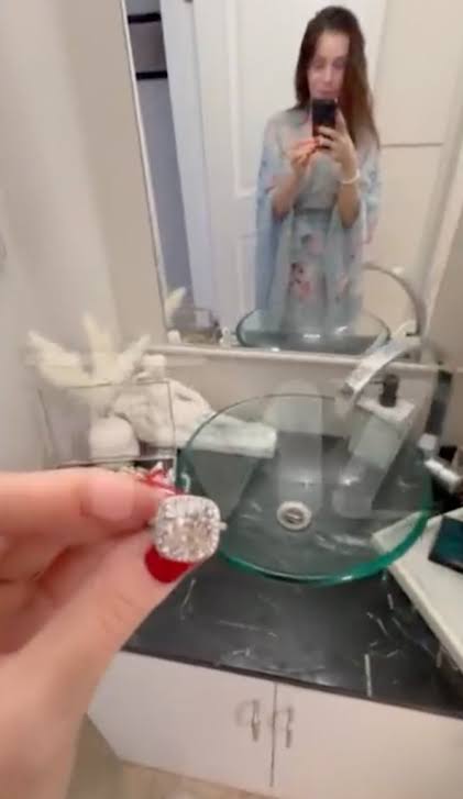 Courtney Stodden flushes 5 carat diamond engagement ring from ex Chris ...