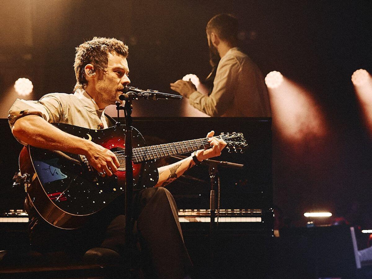 Harry Styles gets a standing OVATION for his 'stunning' music cover of ...